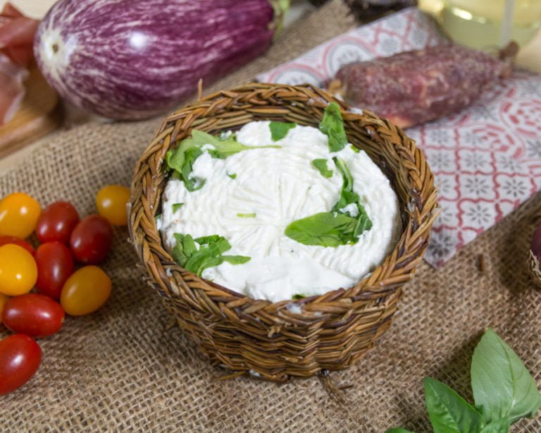 Formaggio primo sale erborinato di latte di bufala ...